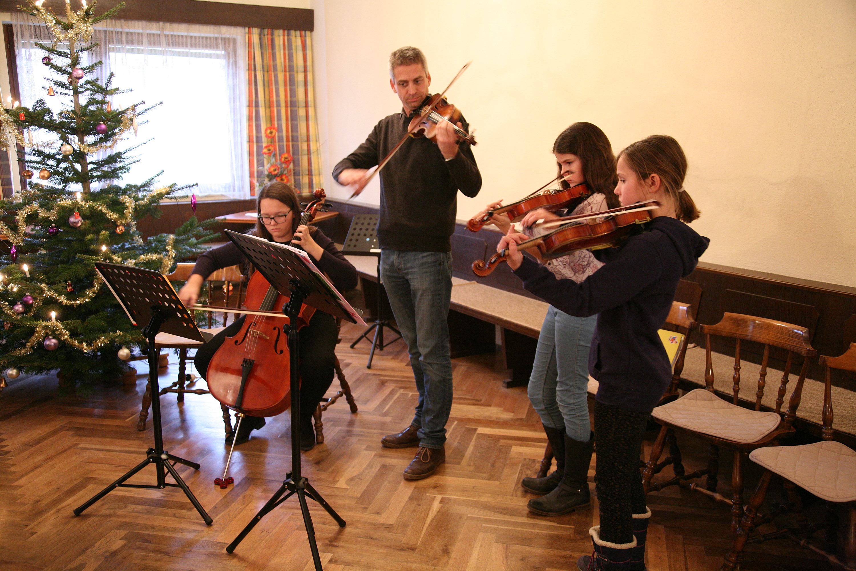 Musikschulensemble gestaltet Weihnachtsfeier | Perschling